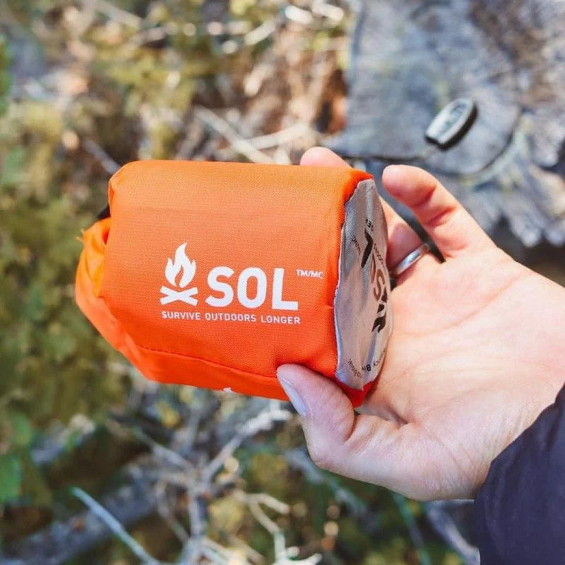 SOL - BIVVY D'URGENCE AVEC SIFFLET DE SECOURS ORANGE | Scouts Canada